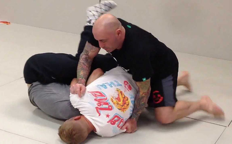 JOE ROGAN SHOWS CHOKE DETAILS AT ONNIT HQ | War Tribe